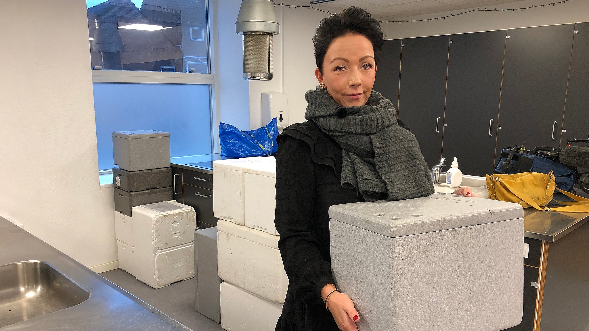 Louise deler ud af butikkernes overskudsmad | TV SYD Louise deler ud af butikkernes overskudsmad | TV SYD