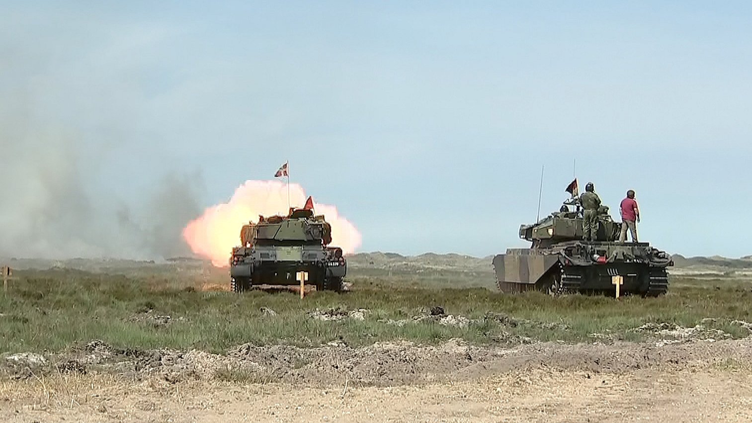 Søndag kom folk tæt på, da forsvaret skød med skarpt | TV SYD Søndag kom folk tæt på, da forsvaret skød med skarpt | TV SYD
